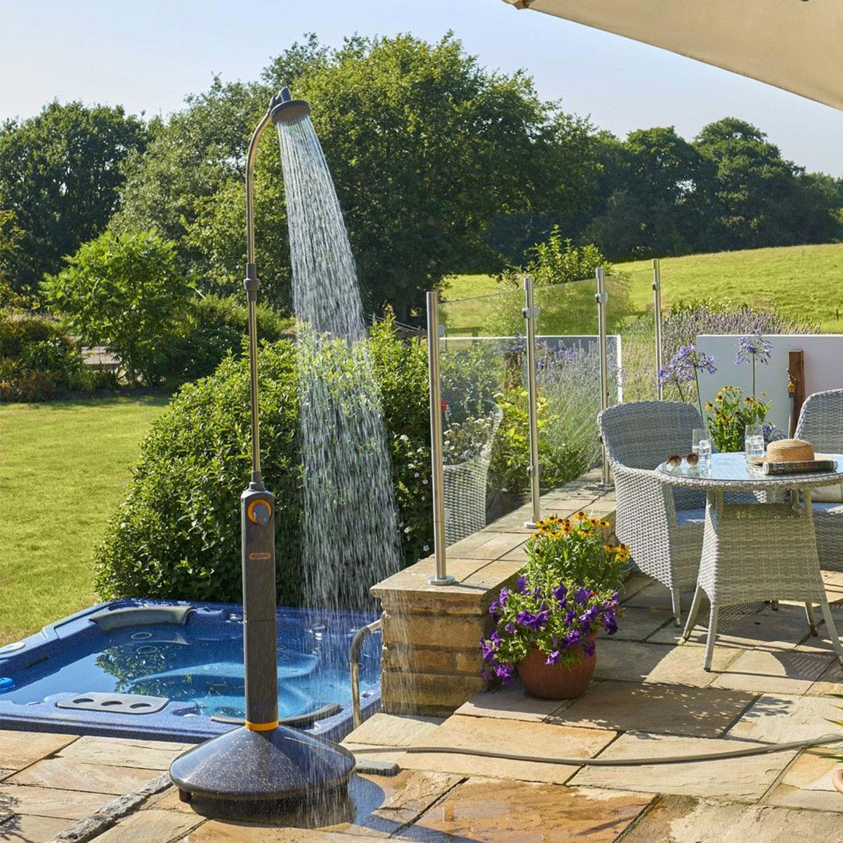 HOZELOCK OUTDOOR SOLAR SHOWER – Avant Garde Brands